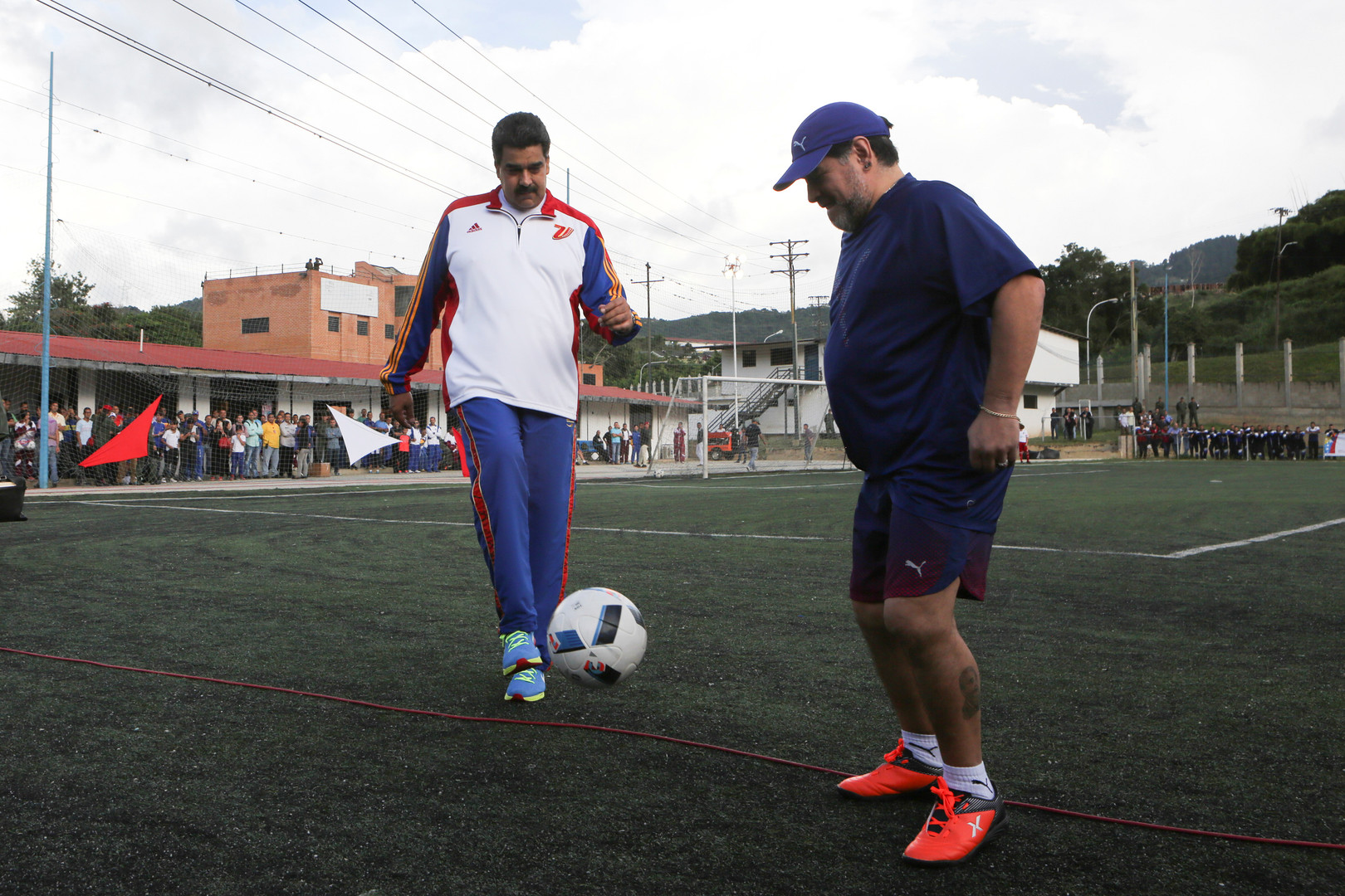 Venezuela : Maradona joue au foot avec Maduro et lui apporte son ...