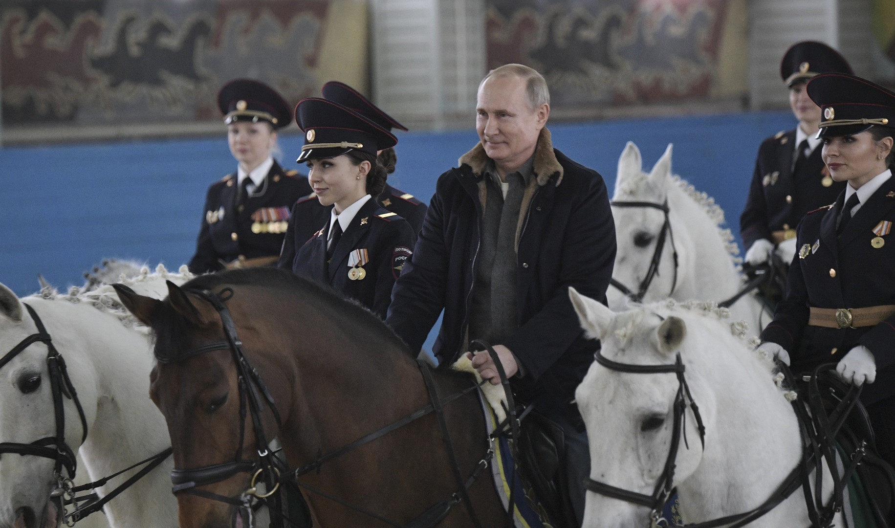 Vladimir Poutine monte à cheval aux côtés de policières russes (VIDEO ...
