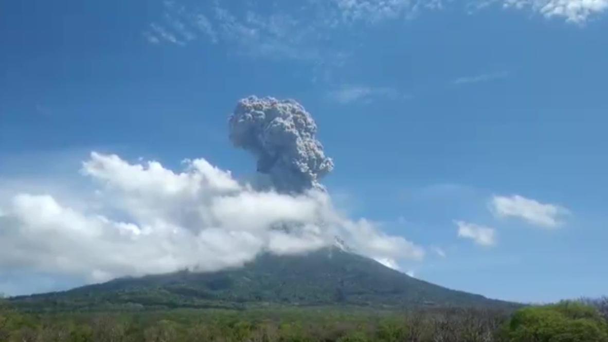Une caméra capte l'éruption du volcan indonésien Lewotolo — RT en français