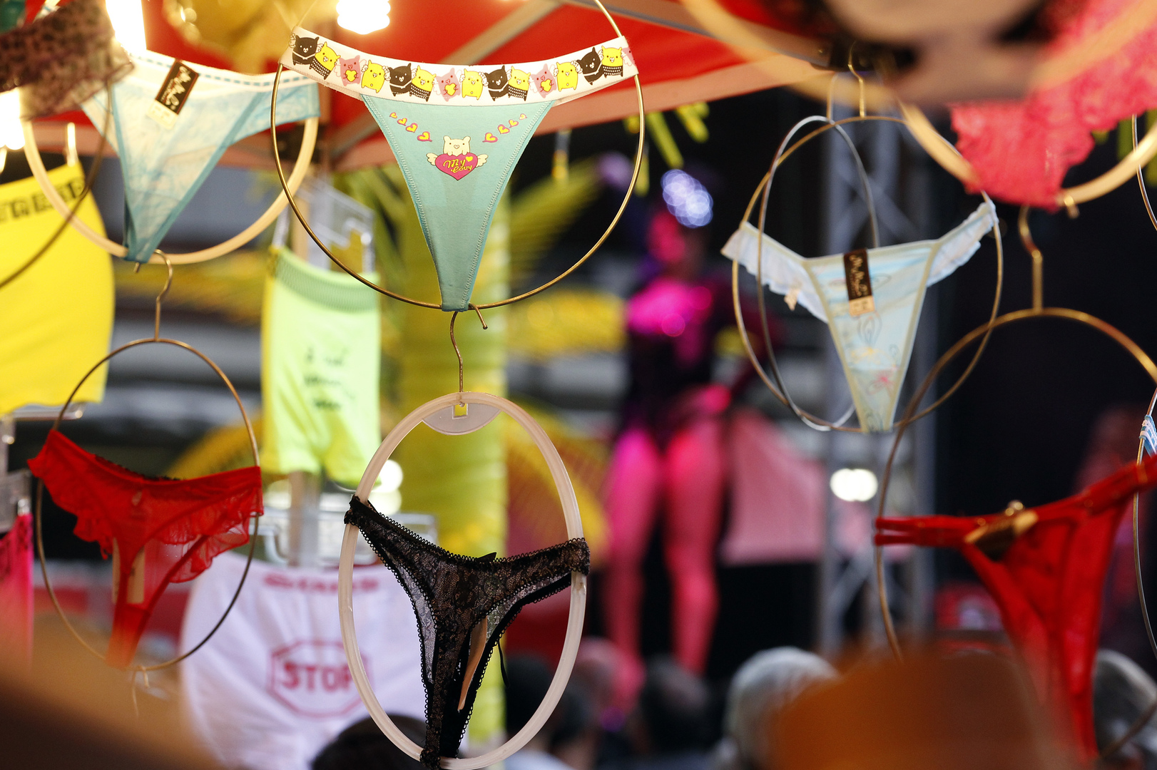 Des culottes envoyées à Jean Castex pour exiger la réouverture des ...