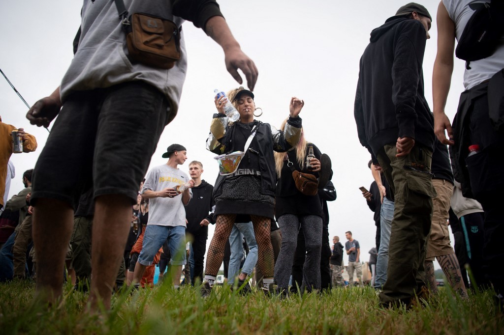 Plus de 1 500 personnes rassemblées pour une rave party sans autorisation dans le Haut-Rhin — RT ...