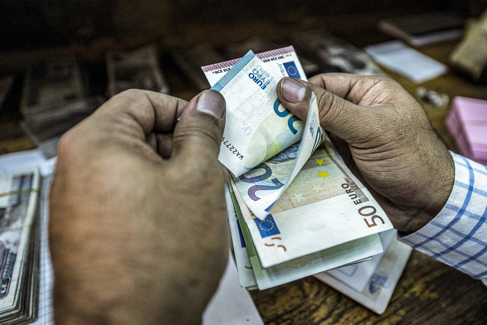 L'euro plonge sous le seuil de 0,99 dollar, une première en 20 ans — RT ...