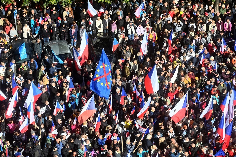 Des dizaines de milliers de personnes manifestent à Prague contre l'OTAN et l'UE (VIDEO) — RT en ...