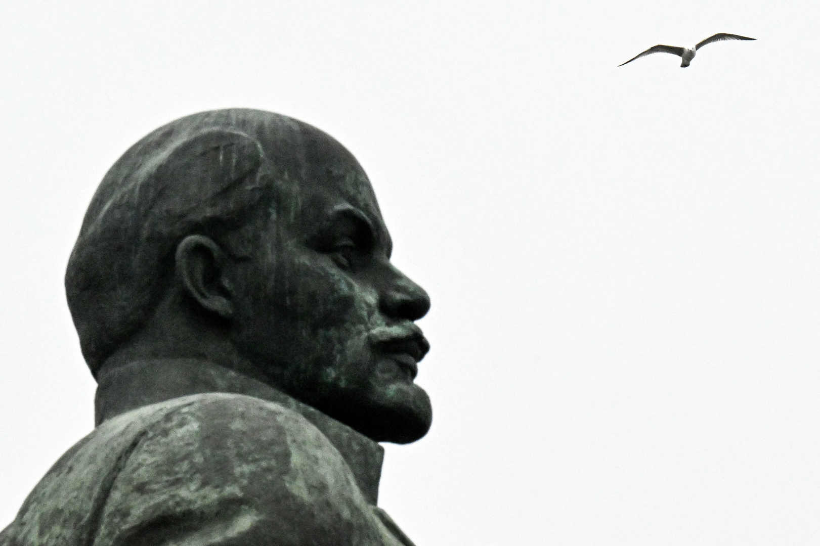 Une statue de Lénine retrouve sa place dans la ville de Mélitopol — RT ...
