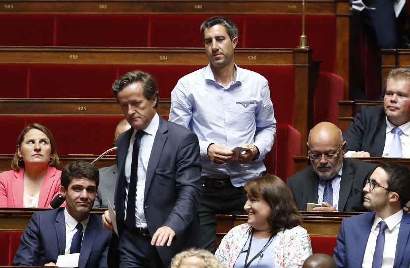 Tenue vestimentaire des députés : le port de la veste désormais ...