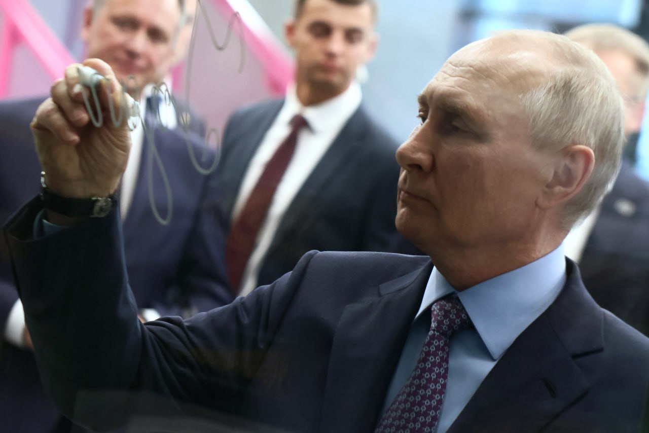 Vladimir Poutine tient une réunion sur l'industrie aérospatiale à ...