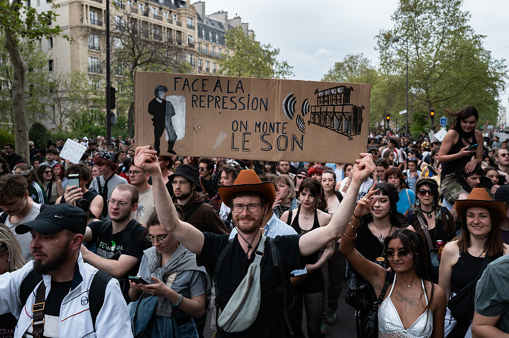 Free-parties en France : plus de 20 000 manifestants réclament moins de ...