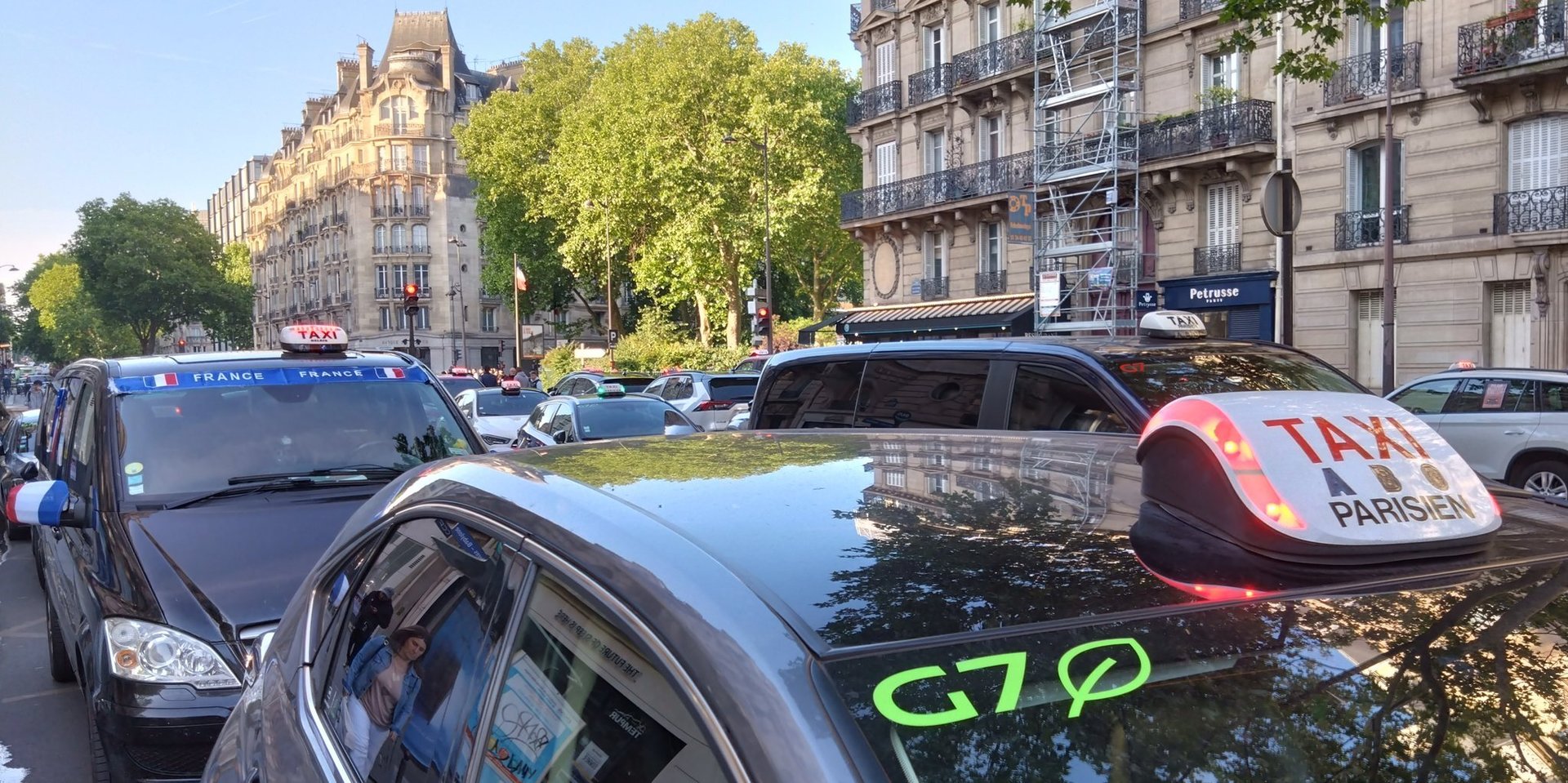 Grève des taxis : la colère des chauffeurs paralyse la France — RT en ...