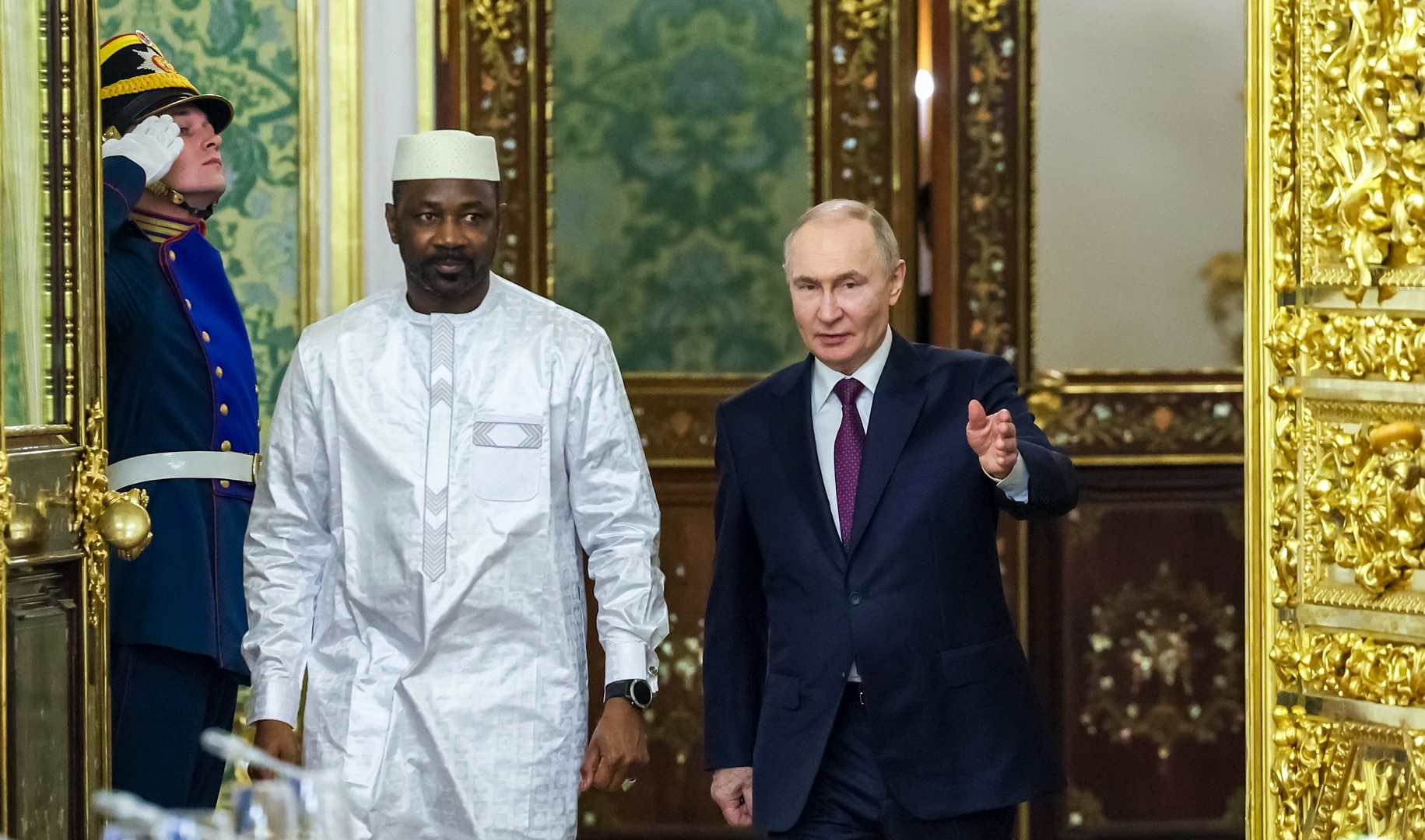 Poutine reçoit Goïta en visite officielle à Moscou — RT en français