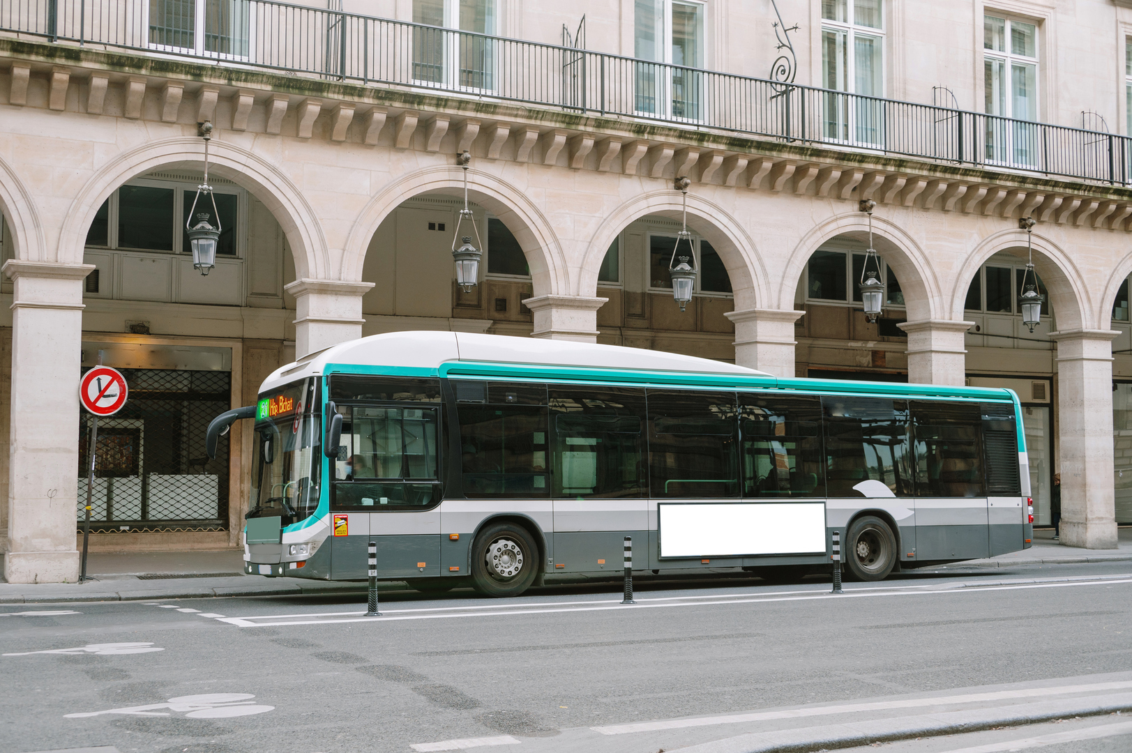 «C’est Nicolas qui paie» : Île-de-France et RATP offrent 165 bus à la ...