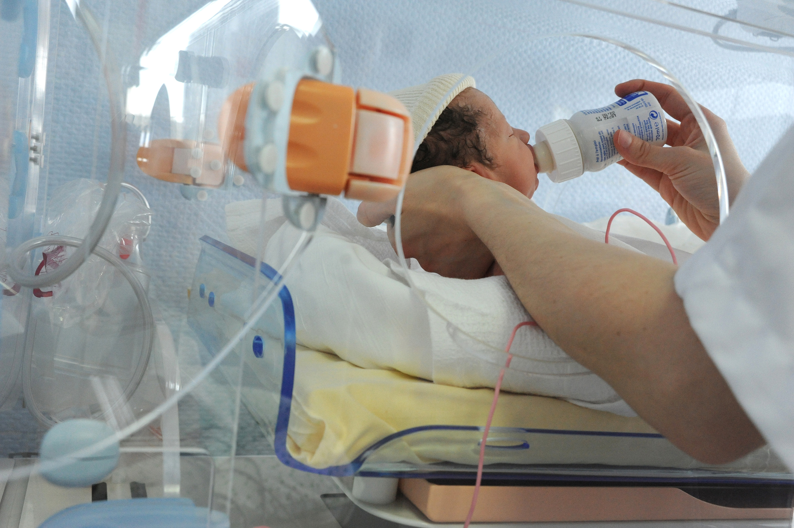 Nourrisson mort au CHU de Lille : la famille de la petite Zayneb lance un appel à témoin — RT en ...