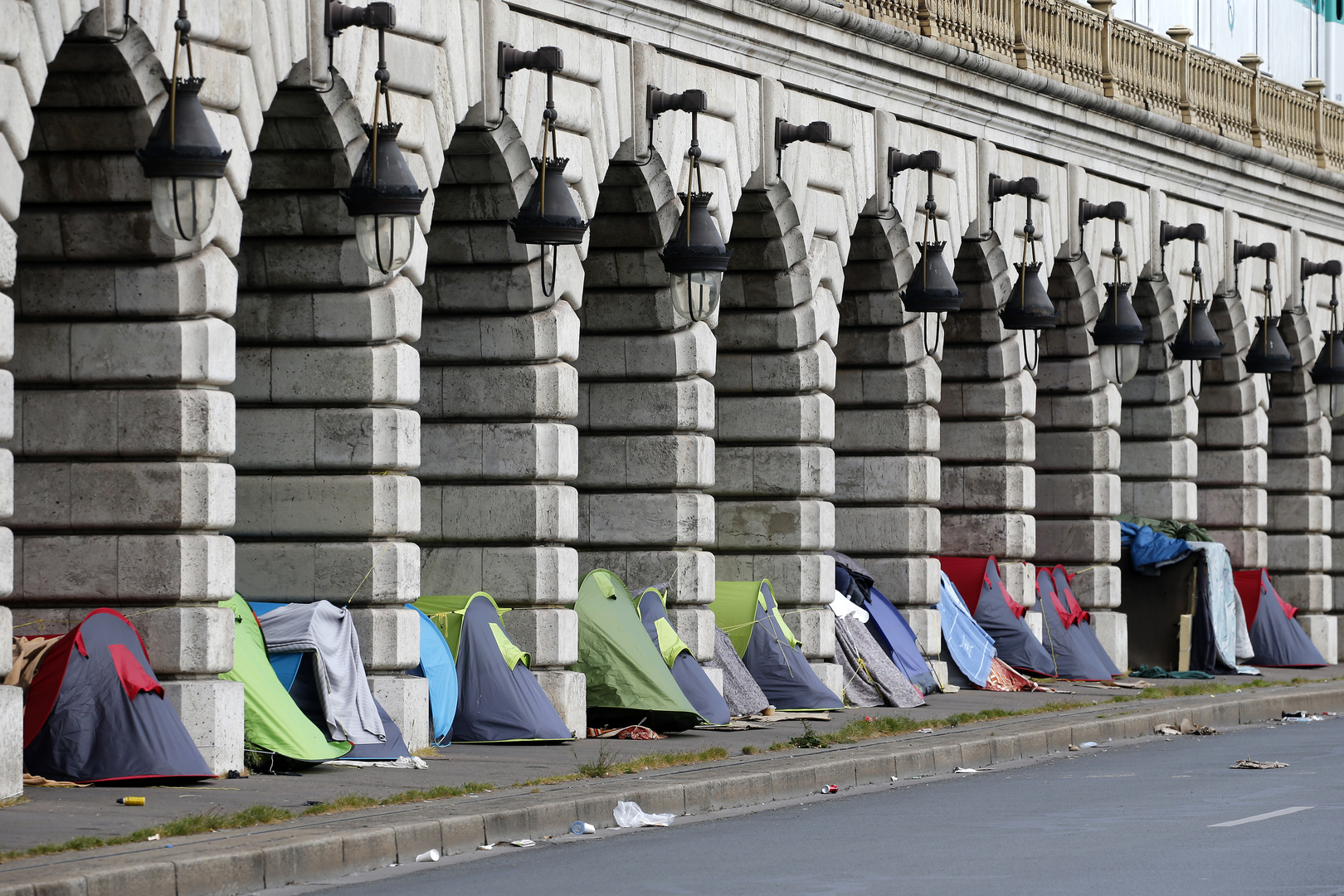 France : la ville de Vierzon abroge son arrêté anti-mendicité sous ...