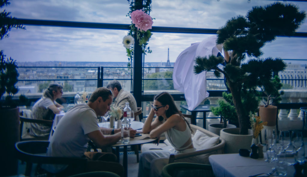 Taxer les pourboires en France : le projet qui fait grogner le monde de ...