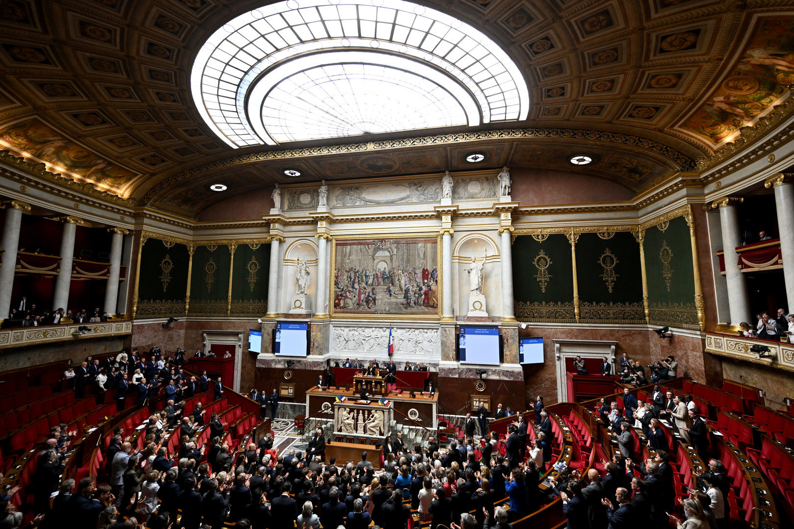 Le «magot» du Sénat : une cagnotte discrète au cœur du pouvoir — RT en ...