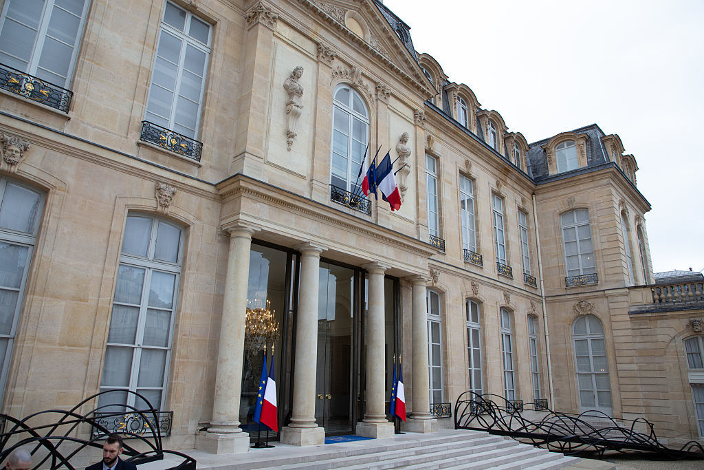 Après le Louvre, l'Élysée se fait dérober de la vaisselle classée comme ...
