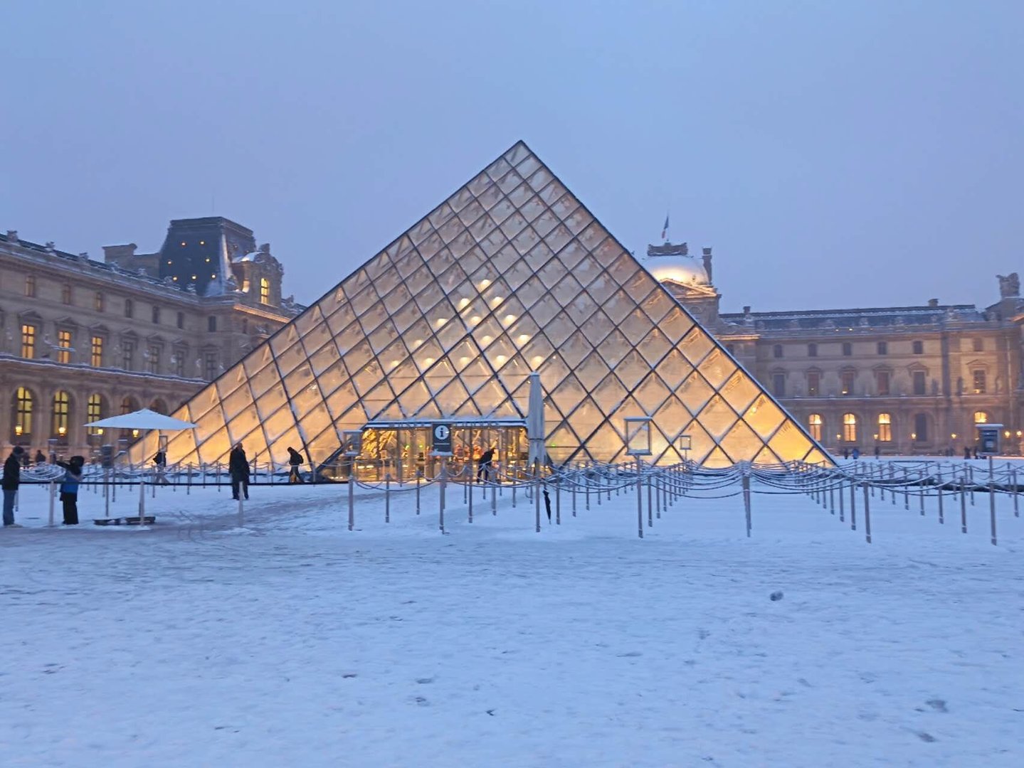 Les images accablantes du vol du Louvre dévoilées pour la première fois ...