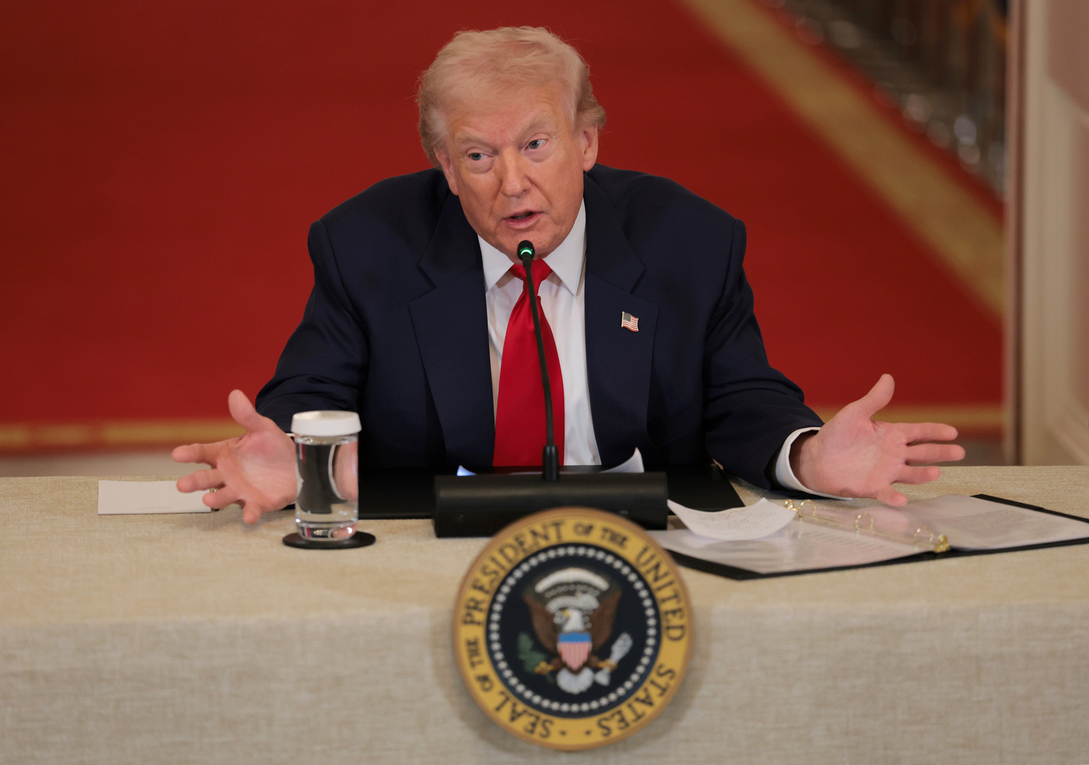 Entre optimisme et menaces : Trump souffle le chaud et le froid sur la ...