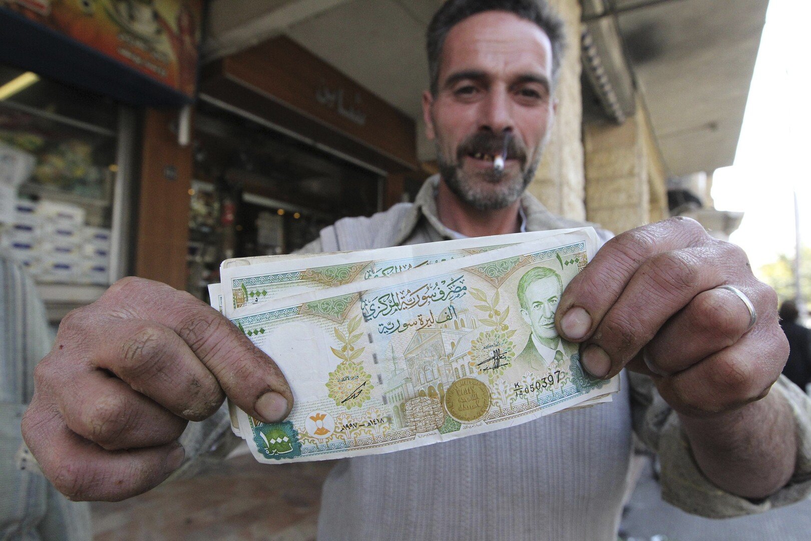 بعد انهيار العملة السورية خبير يقترح حلا يعود للثمانينات لدعم الليرة