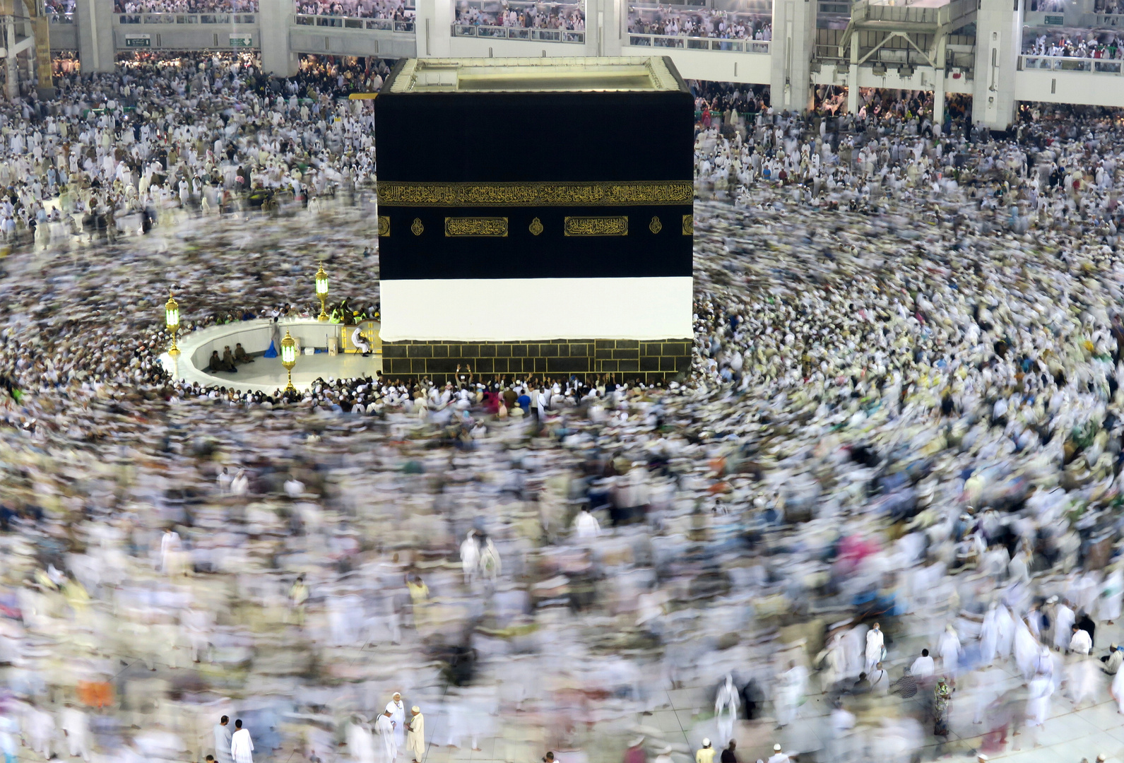 في مشهد نادر امرأة تطوف وحيدة حول الكعبة فيديو Rt Arabic