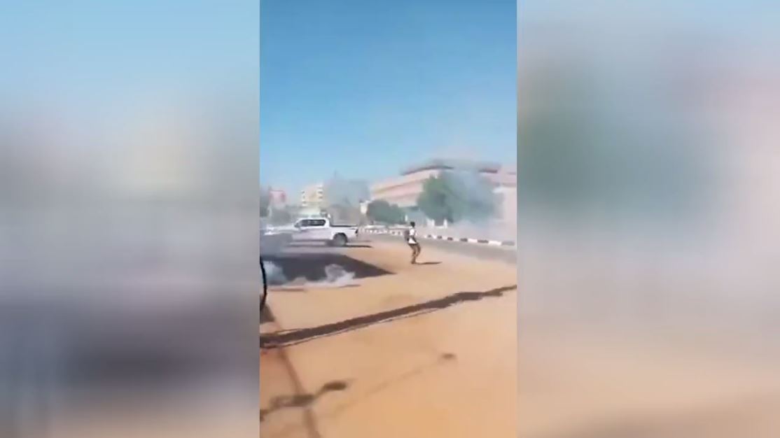 الخرطوم الشرطة تفرق المتظاهرين بالغاز المسيل للدموع Rt Arabic