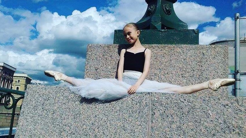This aspiring ballerina from St.Petersburg is terrifyingly flexible ...