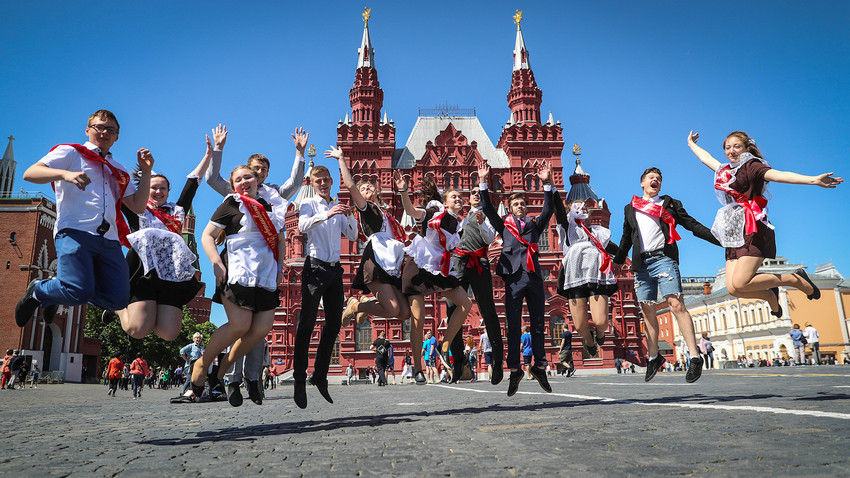 L’ultima campanella: le foto di come gli adolescenti russi celebrano la ...