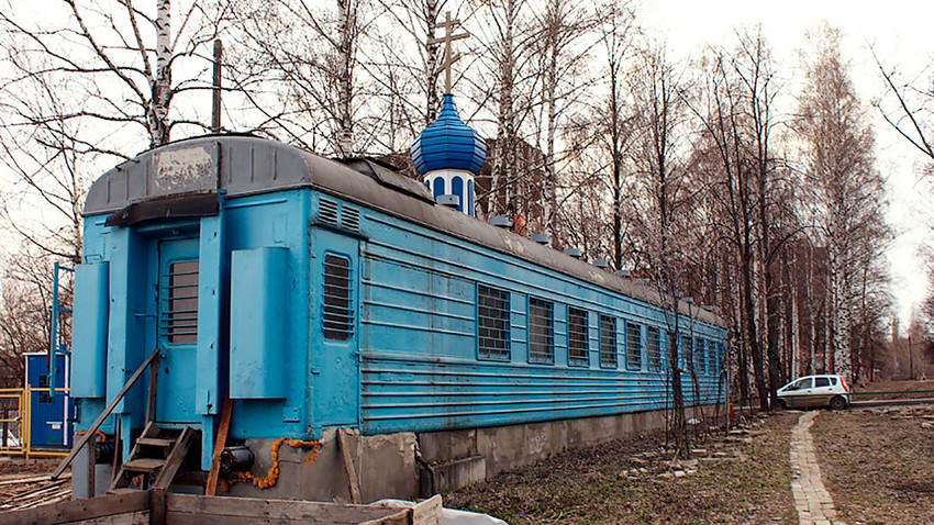 The incredible transformations of old railway carriages in Russia ...