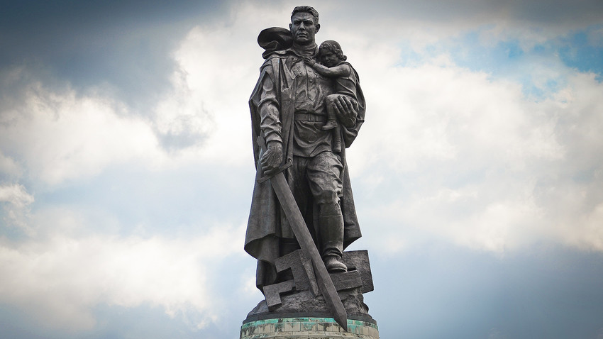 How a Soviet soldier risked life and limb to save a German girl on the ...