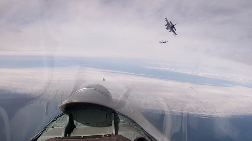 Dois caças russos Su-27 interceptam avião da Otan (Vídeo) - Russia ... Dois caças russos Su-27 interceptam avião da Otan (Vídeo) - Russia ...