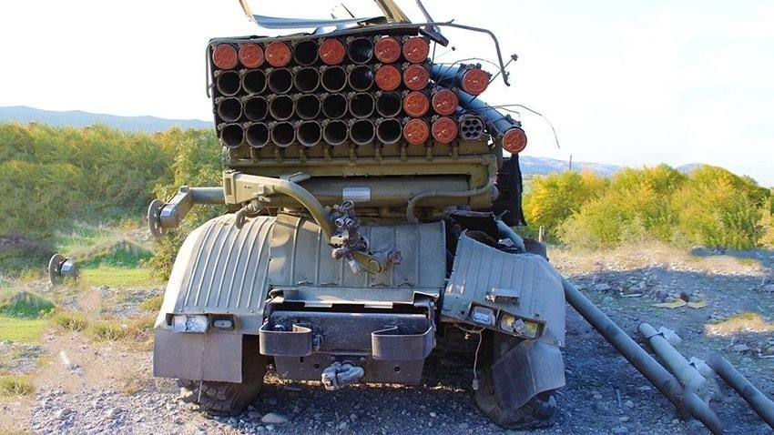 Sovjetski višecijevni lanser raketa BM-21 "Grad" preživio napad ...