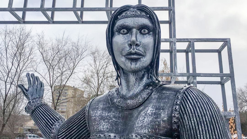 Un horrendo monumento al personaje popular Aliónushka se convirtió en ...