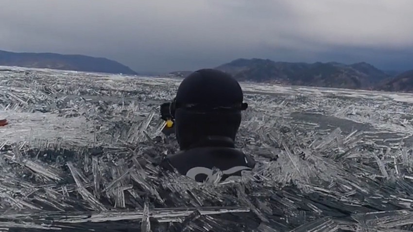 Nadadores radicais enfrentam “mar de canivete” no Baikal em ...