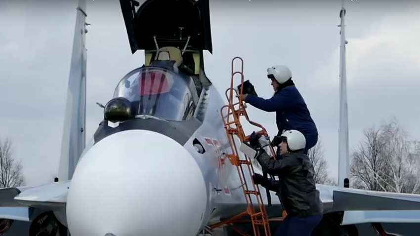 戦闘機Su-30のパイロット訓練生は試験を受ける（動画） - ロシア・ビヨンド