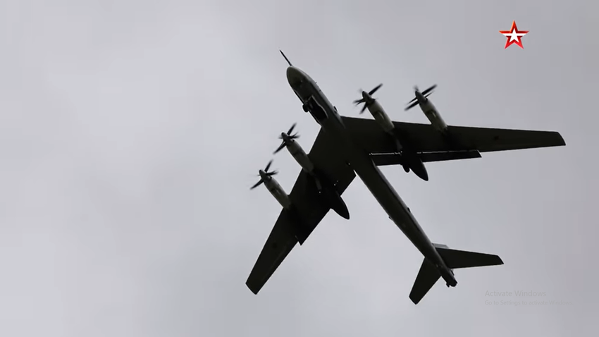 Въпреки лошото време: кадри от полети на Ту-95МС в сложни ...