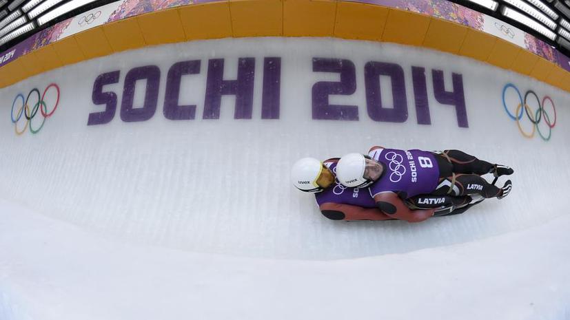 Захватывающее зрелище: Спуск по олимпийской санно-бобслейной трассе ...