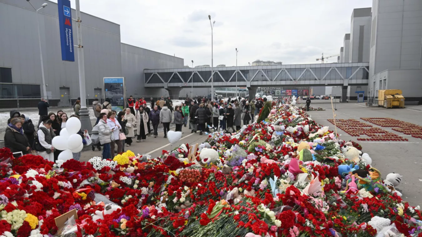 Crocus Group: стихийный мемориал у «Крокуса» остаётся действующим — РТ ...