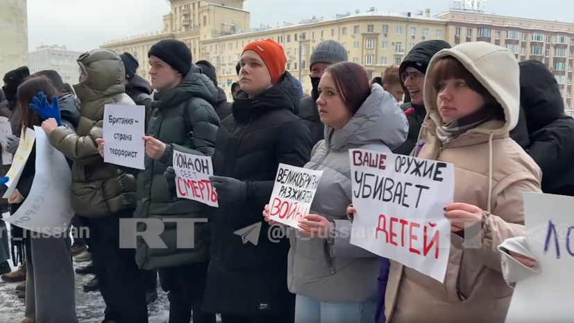 Около МИД России британского дипломата встретили митингующие — РТ на ...